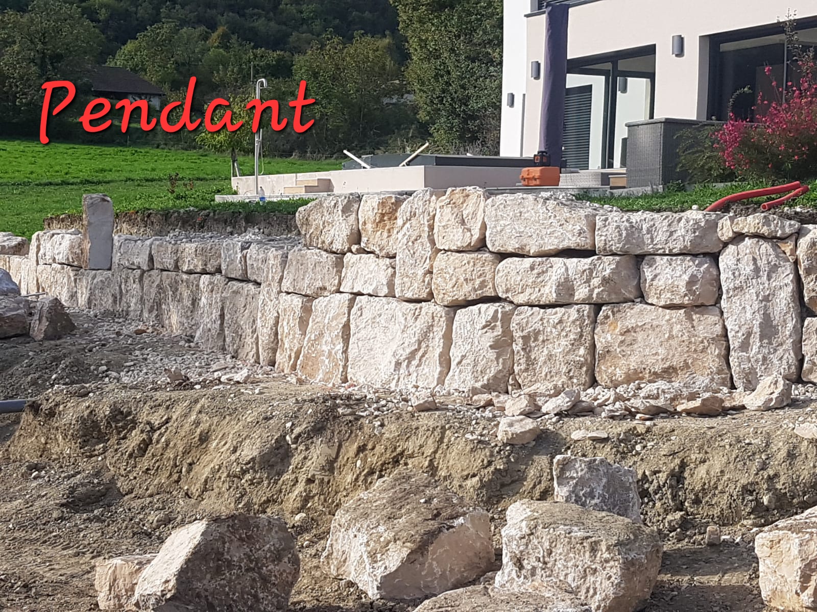 Mur de soutènement en enrochement et profilage du terrain. - Gelloz TP ...